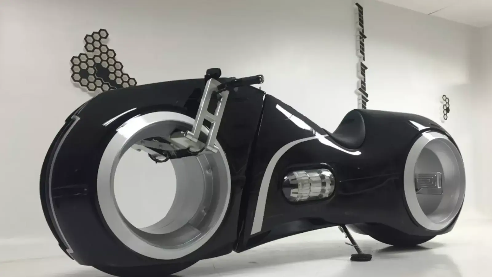 Приховані фари та футуристичний дизайн: що таке PBC NeuTron. Відео - МЕТА